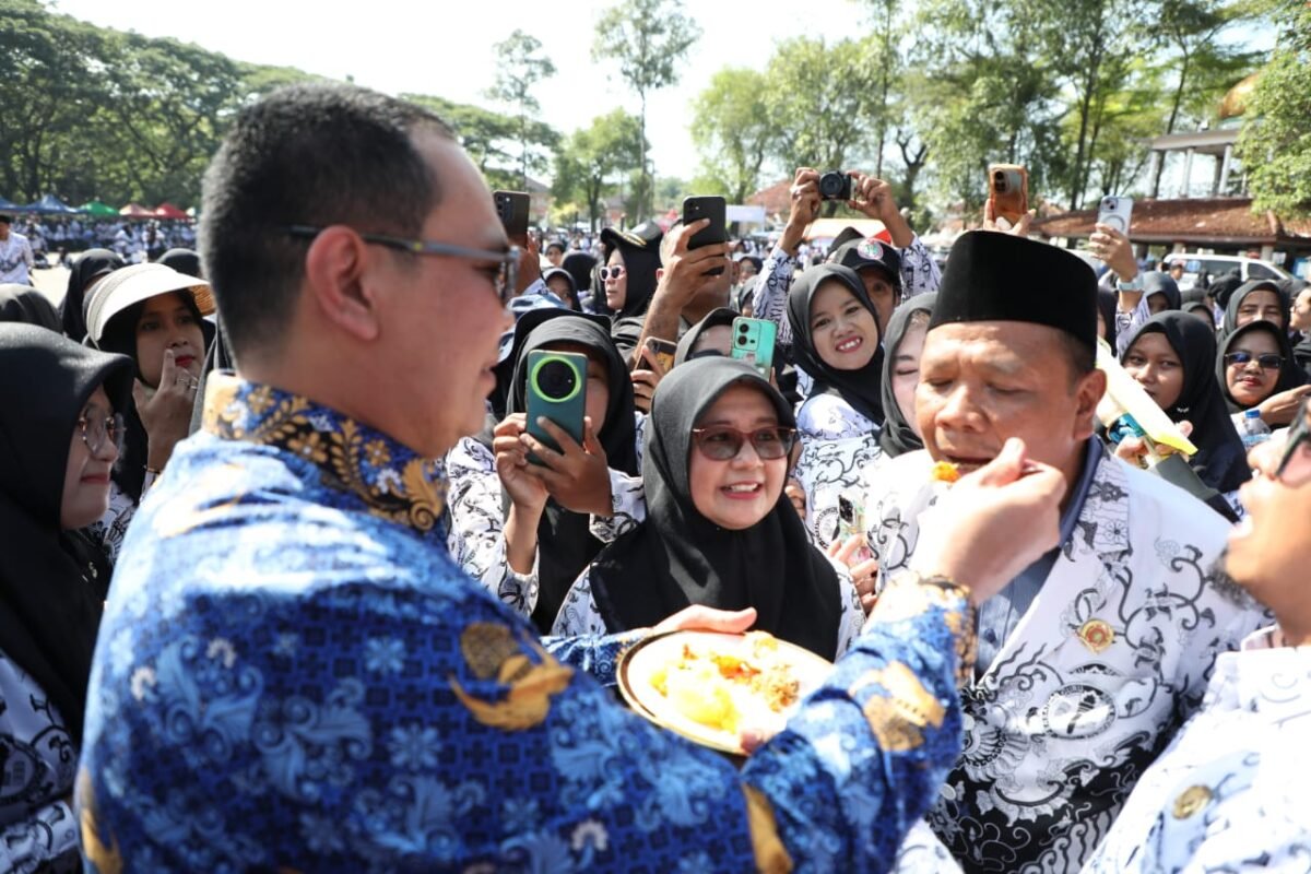 Pemkot Serang Berikan Penghargaan ASN Berprestasi 2025, Ini Pesan Wali ...